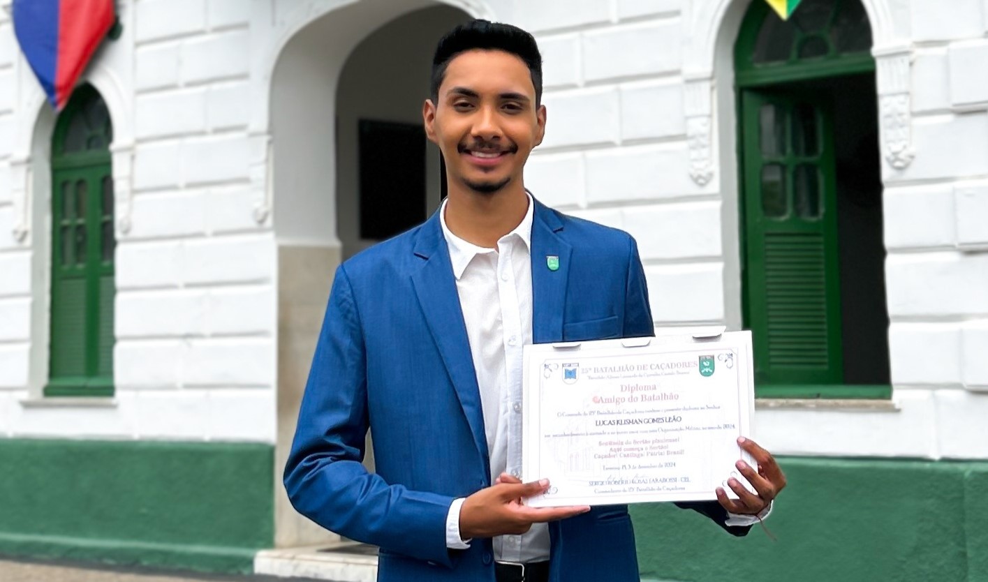 Jornalista da Band Piauí Lucas Klisman recebe homenagem do 25º BC - Geral